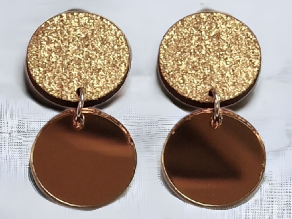 Nappikorvakorut puuta ja akryylia | Auros Design